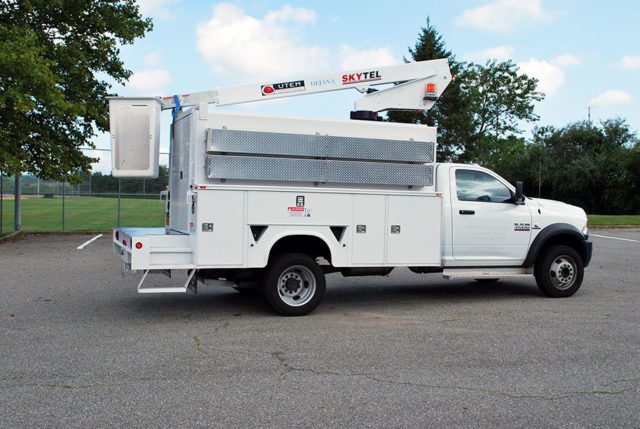 UTEM Skytel Bucket Truck - Dejana Truck & Utility Equipment